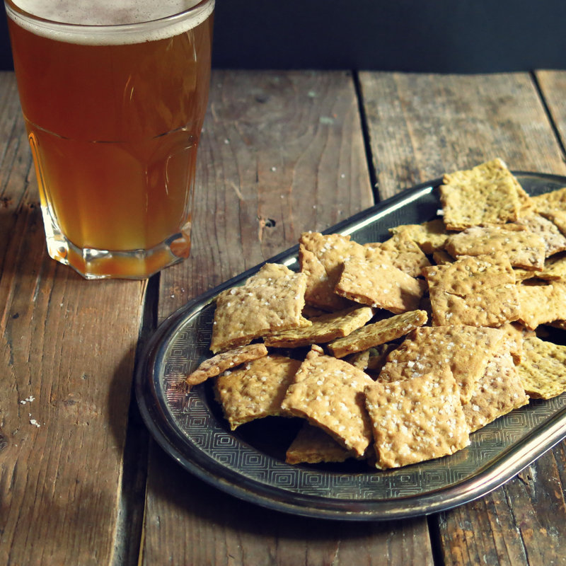 Crackers à la bière, zeste de citron et sésame - Artichaut et cerise noire